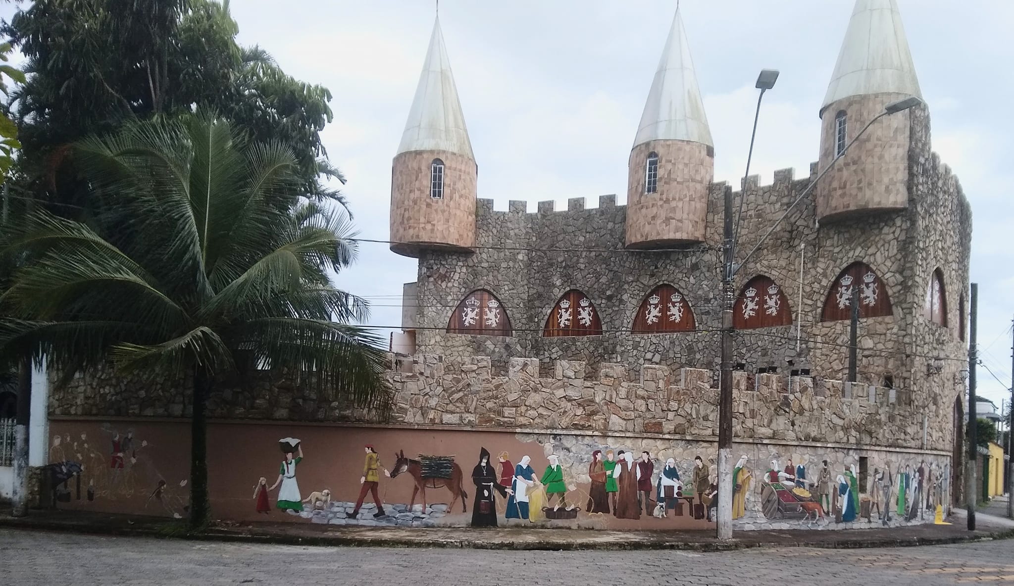 Evento natalino acontece em frente ao castelo mais famoso da região ...